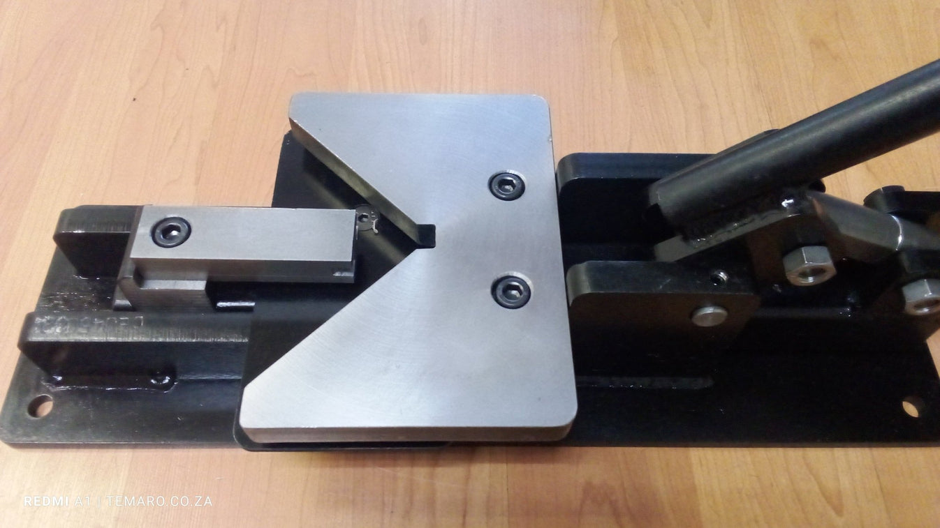 High-Quality Corner Crimping Machine for Aluminium Profiles – AluCrimp